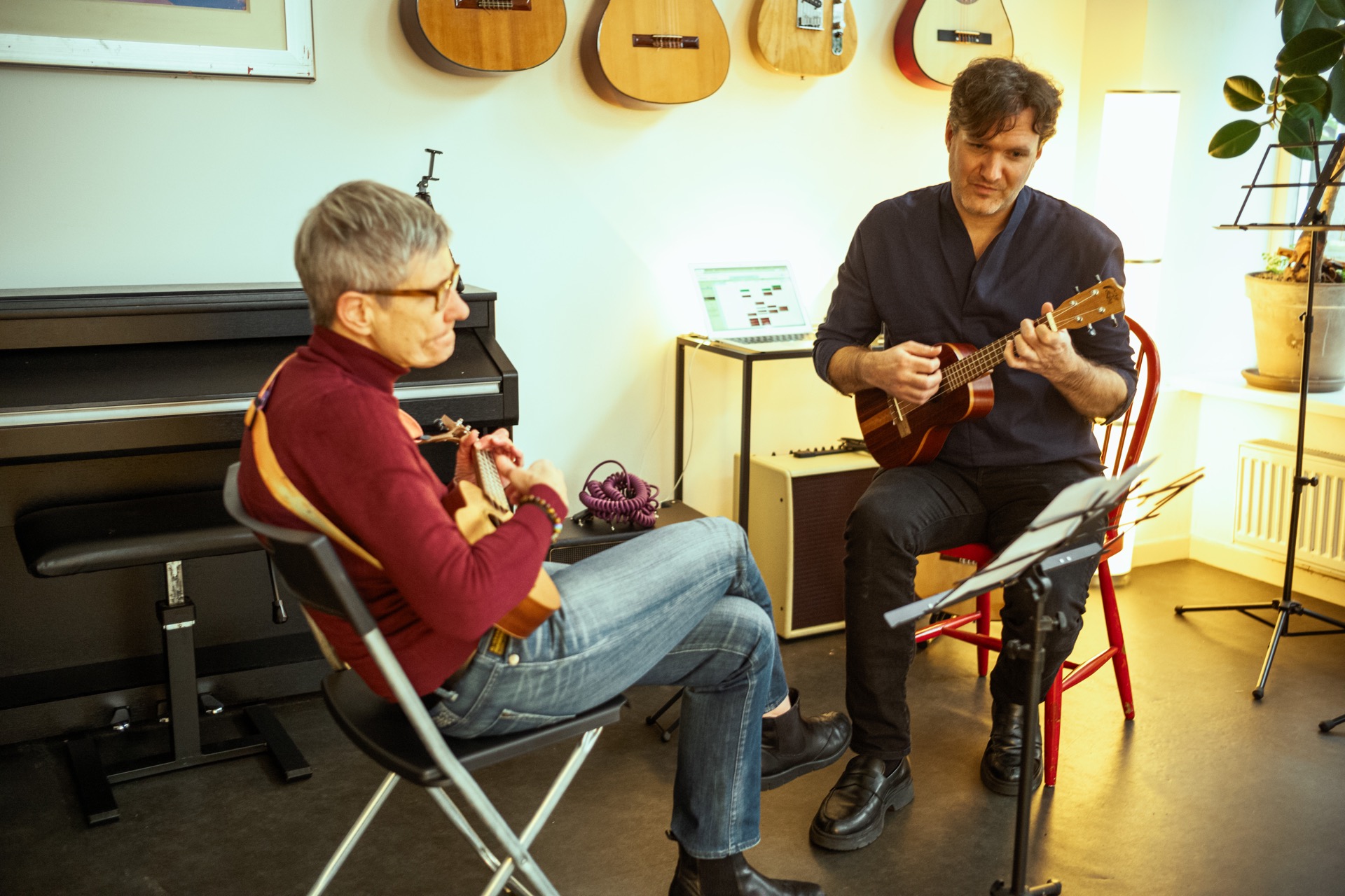 Ukulele group lessons for adult beginners